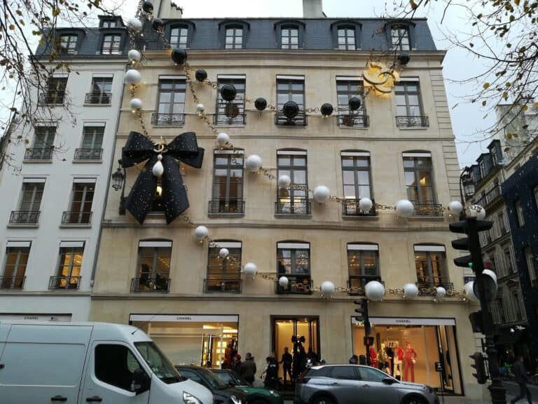 12 best luxury boutiques for luxury shopping in Paris!